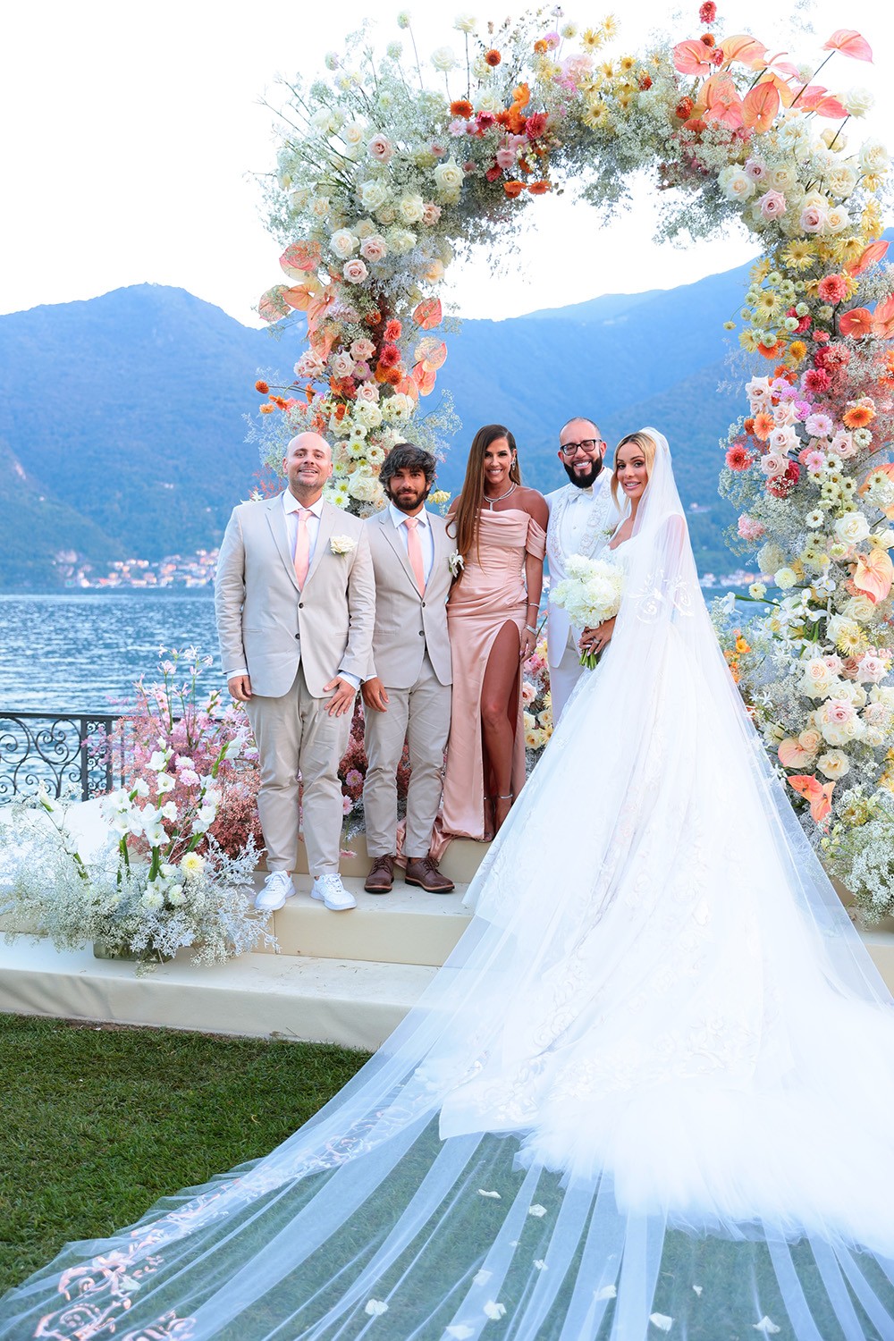 Tatiane Barbieri e Roman Shakal celebram casamento cerimônia