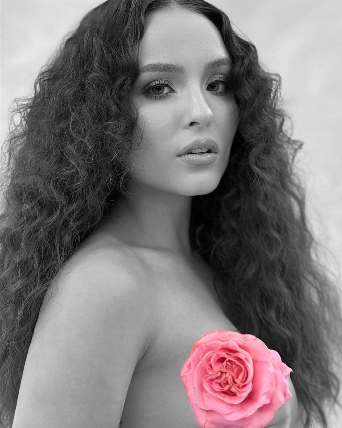 Larissa Manoela posa de topless e faz alerta sobre câncer de mama