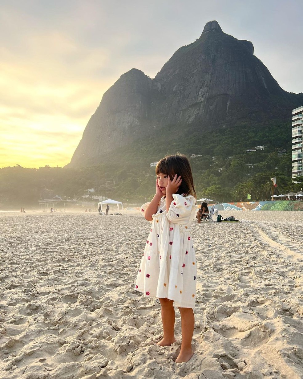 Sabrina Sato mostra Zoe curtindo tarde na praia e explode fofurômetro na web