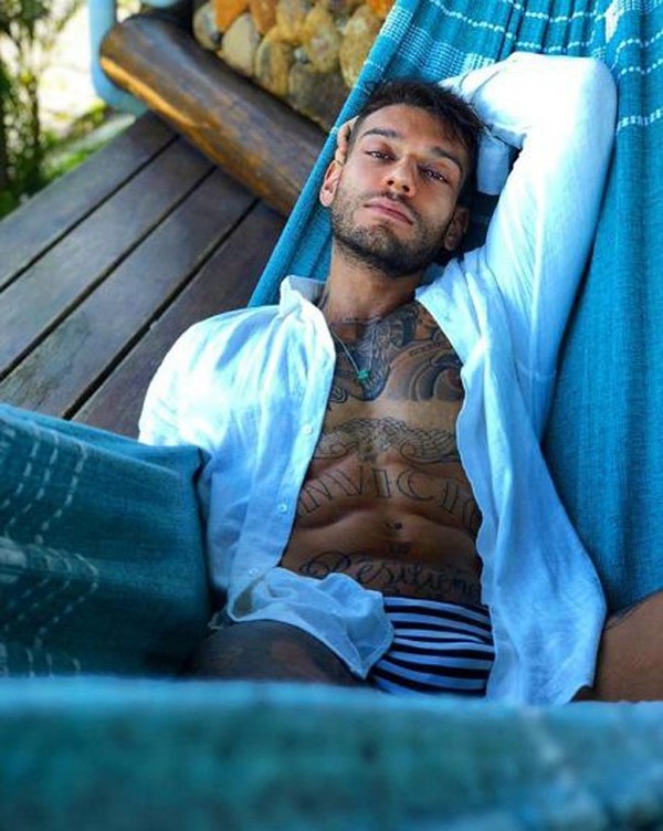 Lucas Lucco arranca suspiro de fãs foto de sunga