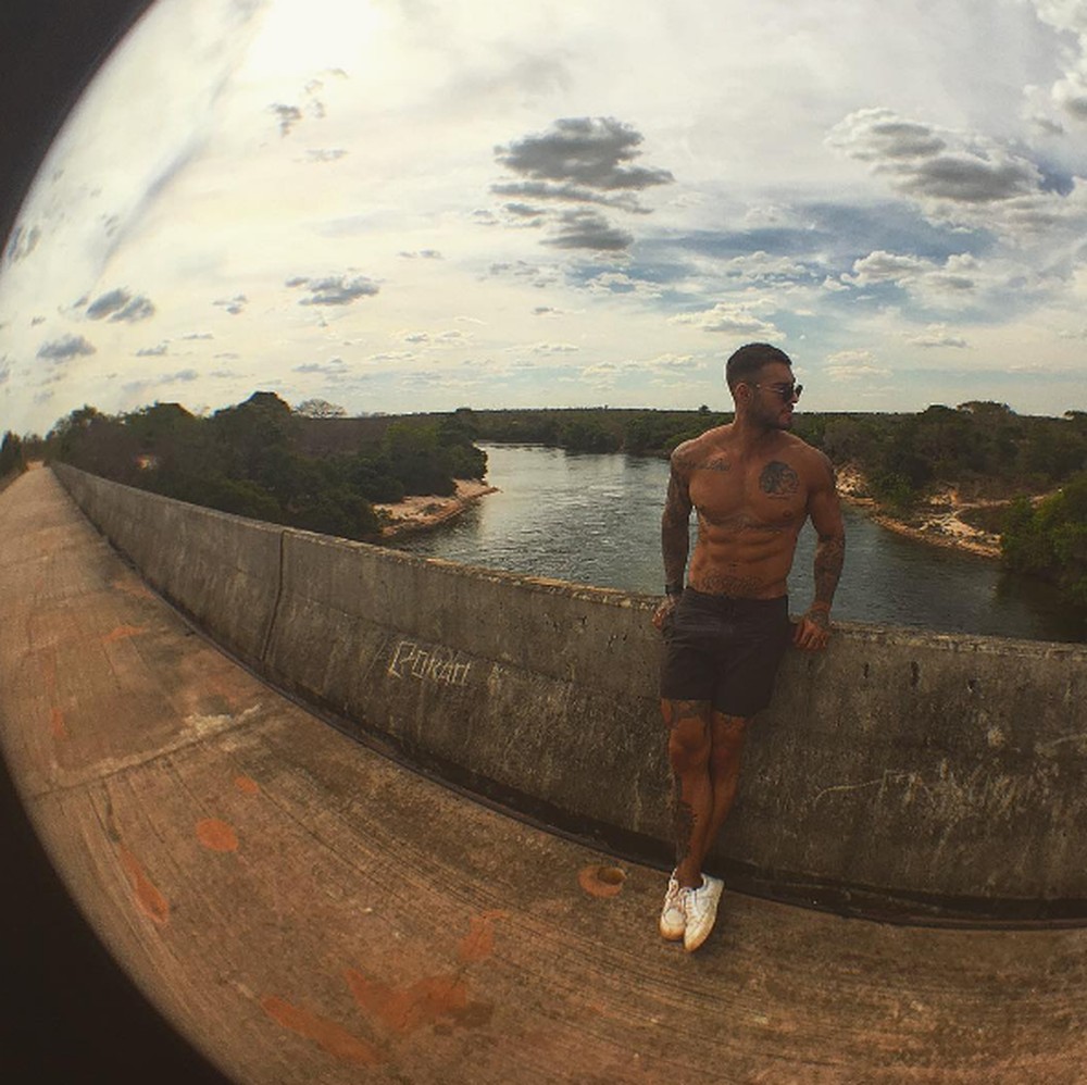 Lucas Lucco exibe corpão e gominhos na barriga durante viagem à Tocantins