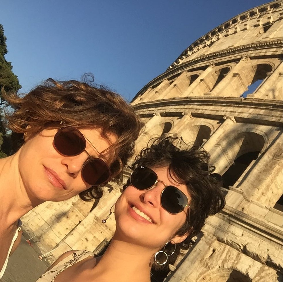 Debora Bloch posa com a filha e fãs se surpreendem com semelhança: 'Gêmeas'