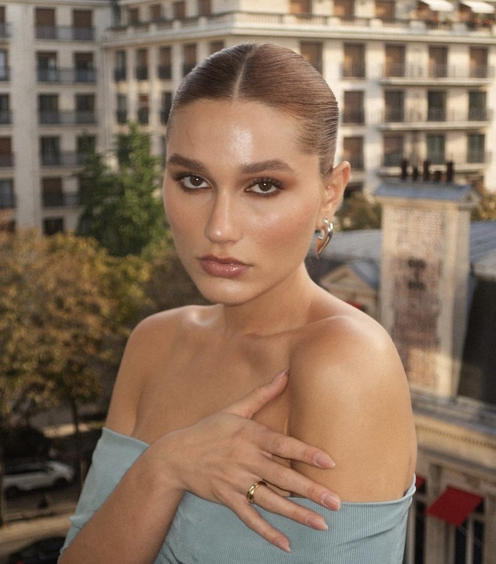 Sasha Meneghel mostra look sofisticado em novas fotos em Paris