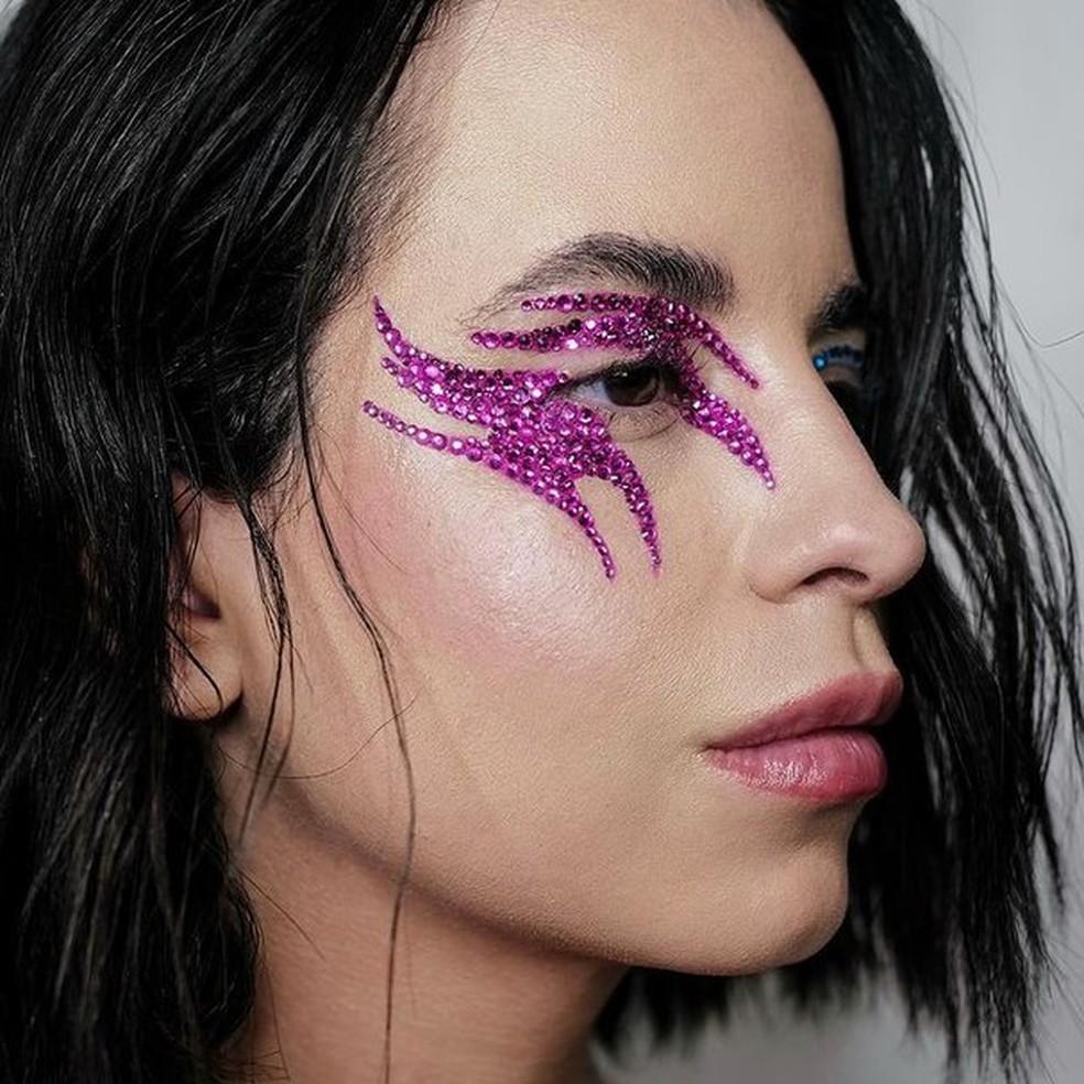 Stick-on Beauty: as aplicações adesivas ganham lugar no make e no skincare