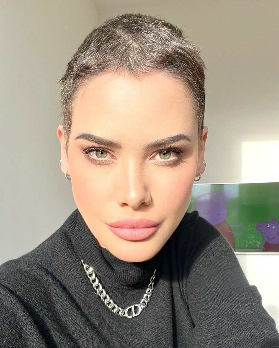 Mayana Moura arrasa ao assumir os fios grisalhos na web