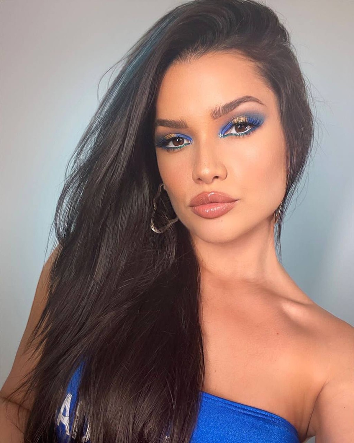 Toda trabalhada no azul e dourado, Juliette compartilha look para ...