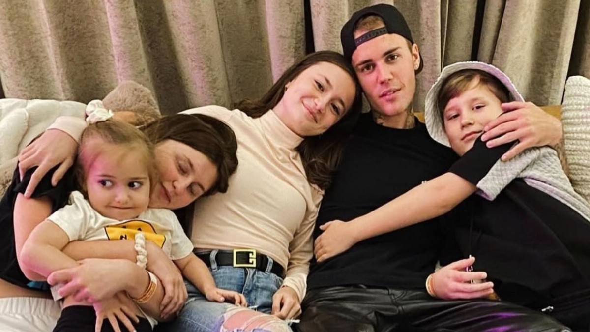 Justin Bieber surge em clique raro com os irmãos e encanta fãs