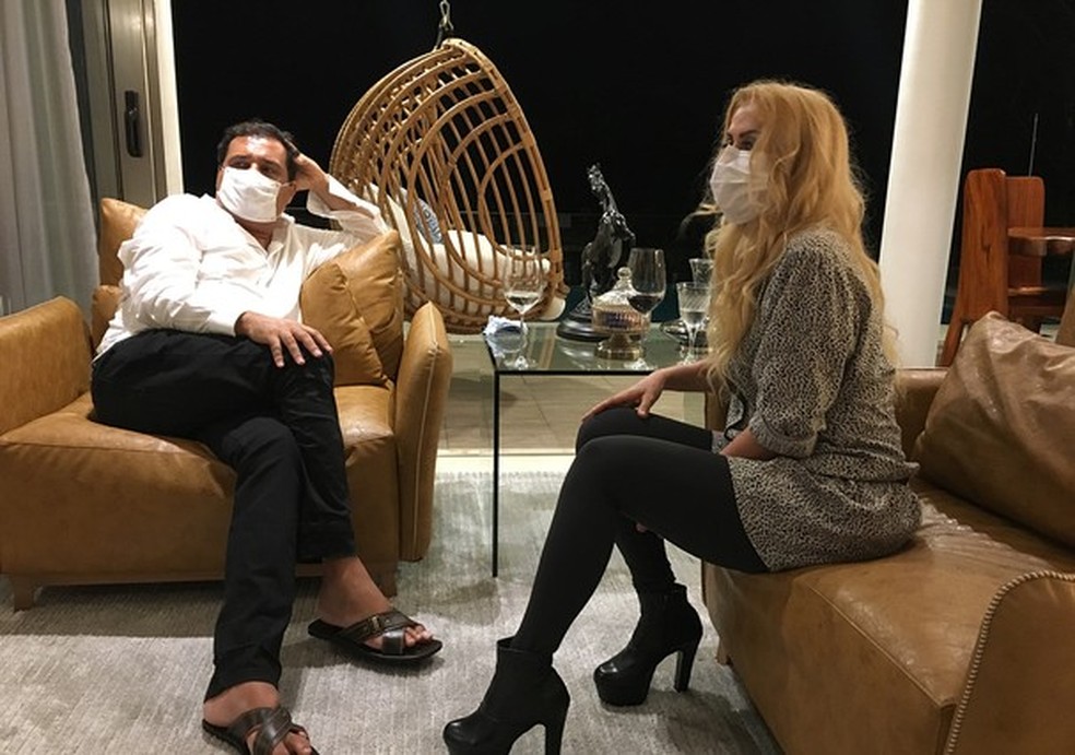 Joelma visita amigo que está com caxumba, toca violão e ainda posa de ...