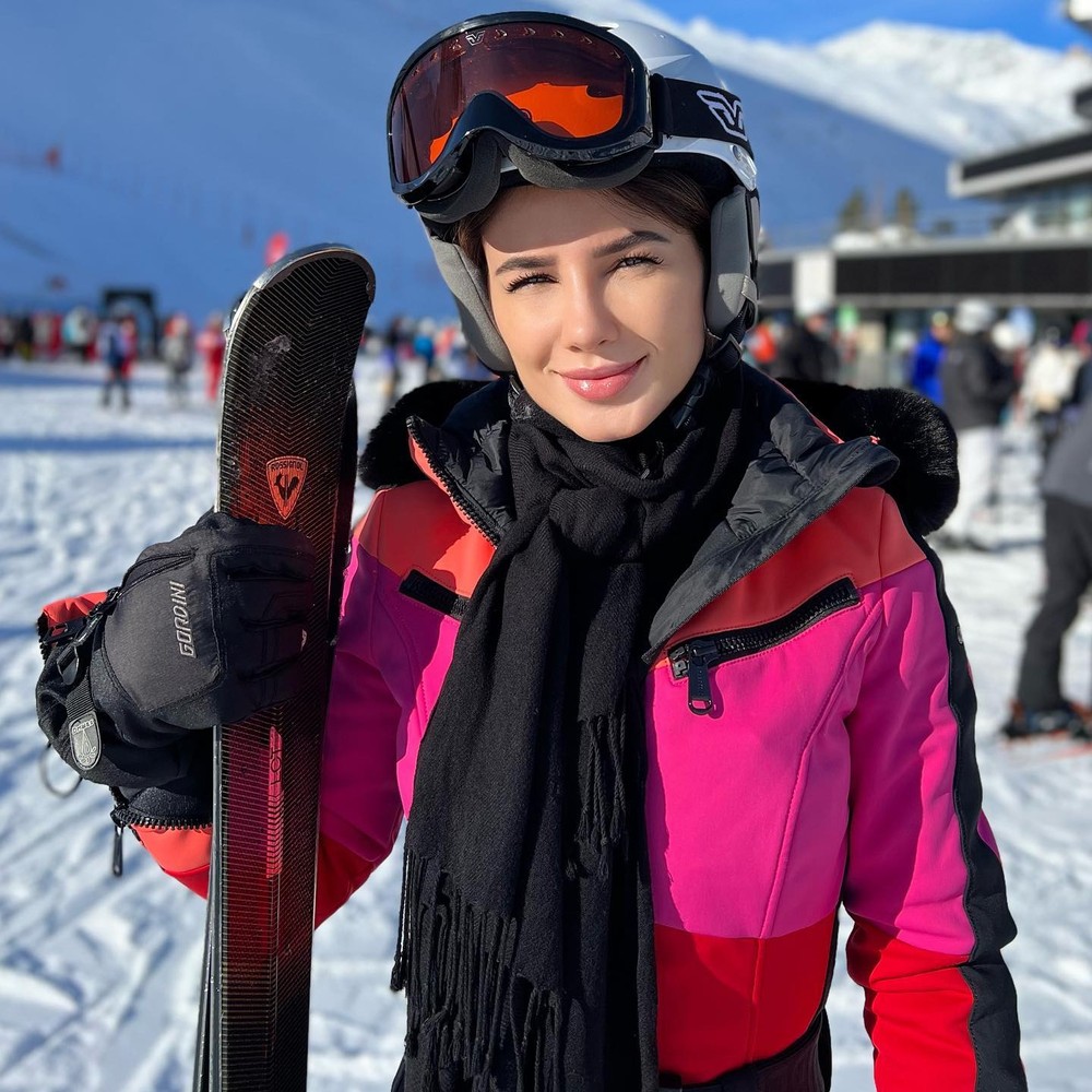 Paula Fernandes mostra clique de biquíni na neve; internautas desvendam ...