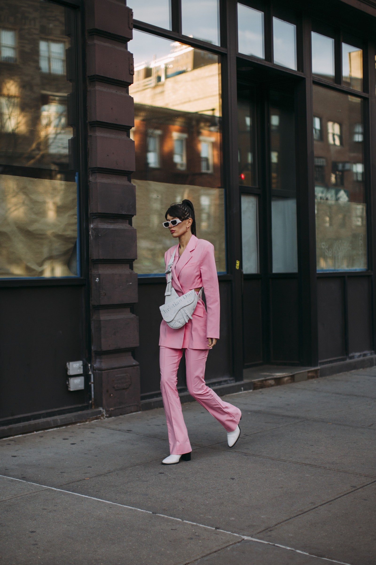 Segundo o street style do NYFW, o rosa continua sendo sim a cor mais ...