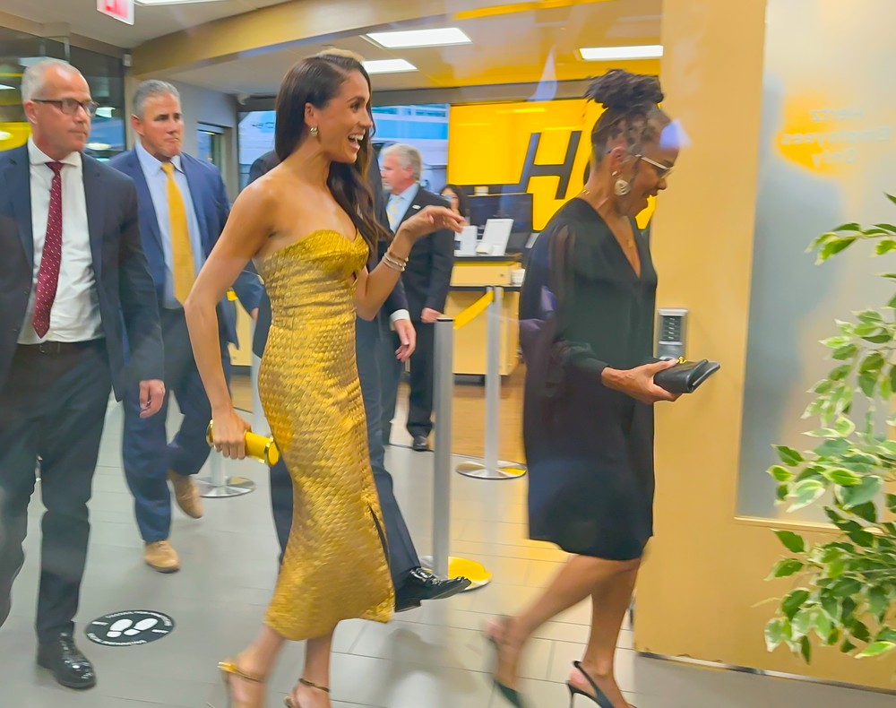Meghan Markle surge deslumbrante com look dourado ao lado da mãe e do ...