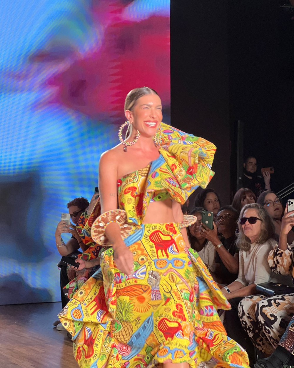 Lore Improta mostra samba no pé durante desfile da Menino Rei no SPFW