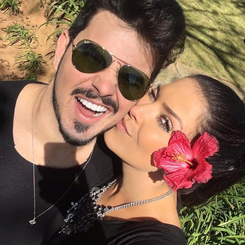 Ex-Miss Brasil Débora Lyra compartilha clique sensual de biquíni