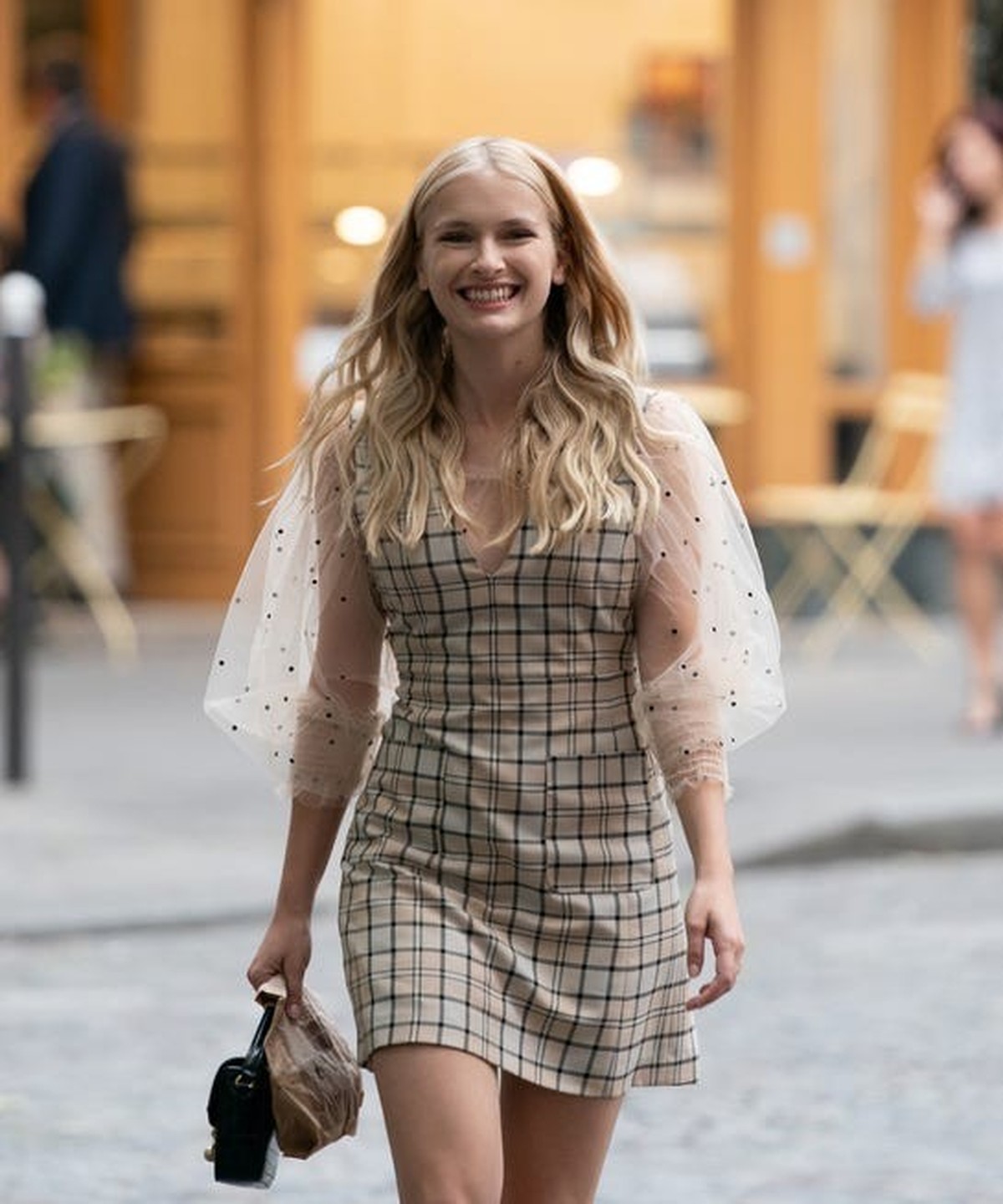 Precisamos falar sobre os looks perfeitos de Camille, da série Emily in ...