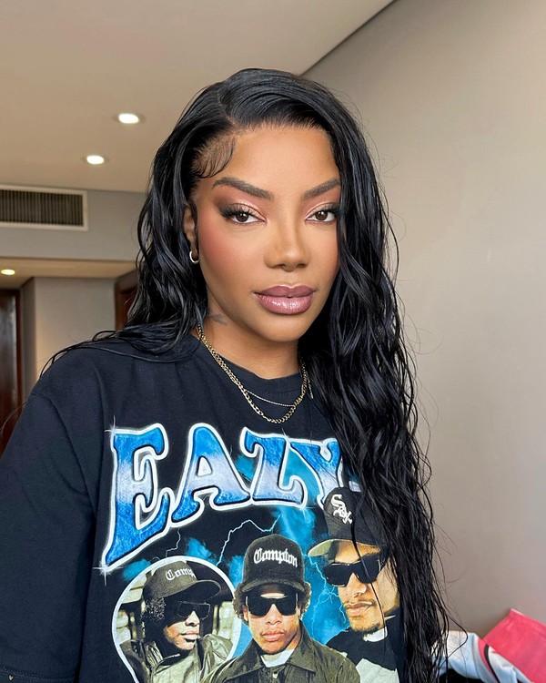 Ludmilla exibe curvas em cenário paradisíaco e para a web