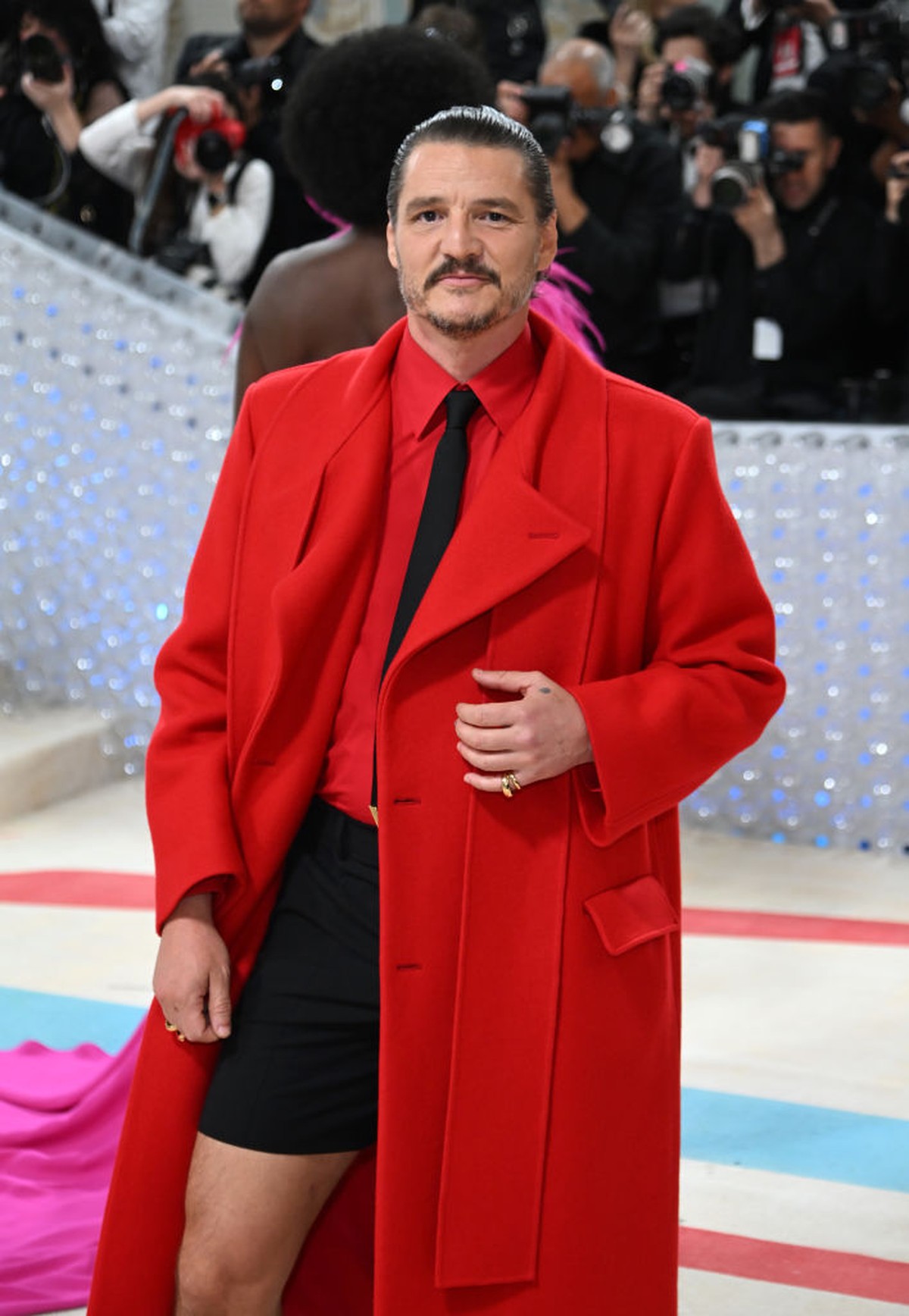Pedro Pascal aposta em look com pernas à mostra para noite de gala em NY