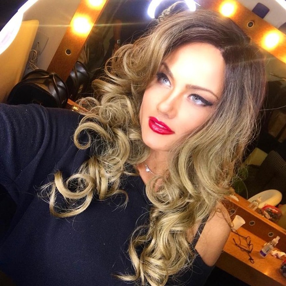 Ellen Rocche posa com novo visual: 'O que acharam?'