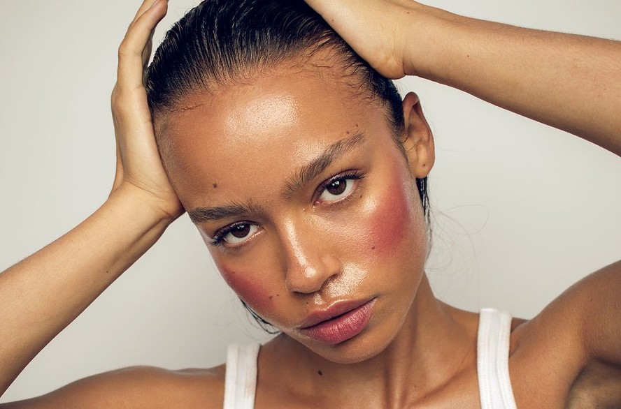 O 'boyfriend blush' é a tendência de maquiagem mais legal do TikTok que ...