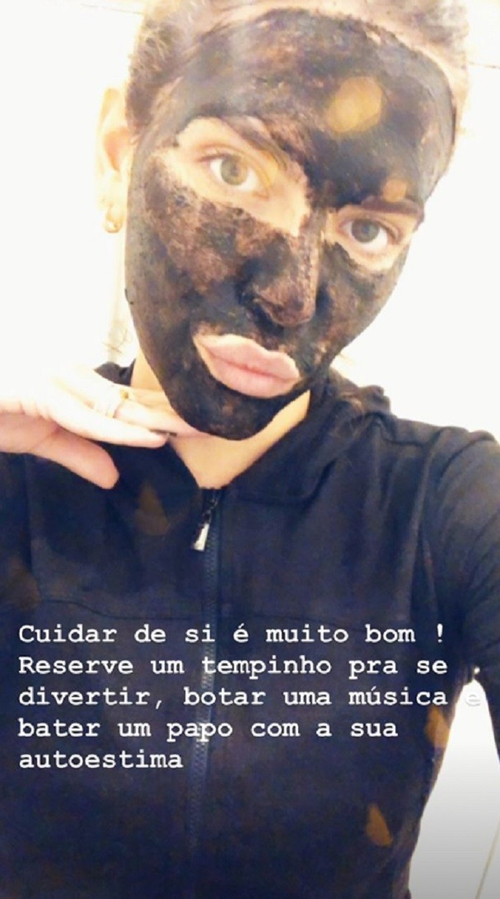 Mariana Goldfarb posa de máscara e fala sobre autoestima