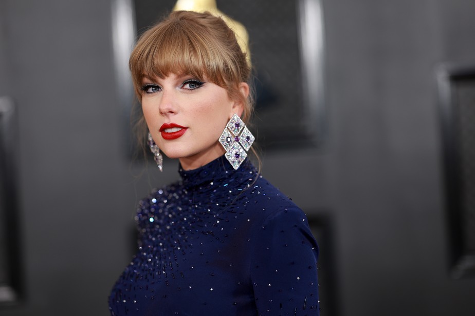 Grammy 2023: Taylor Swift chega ao tapete vermelho | Moda | Glamour