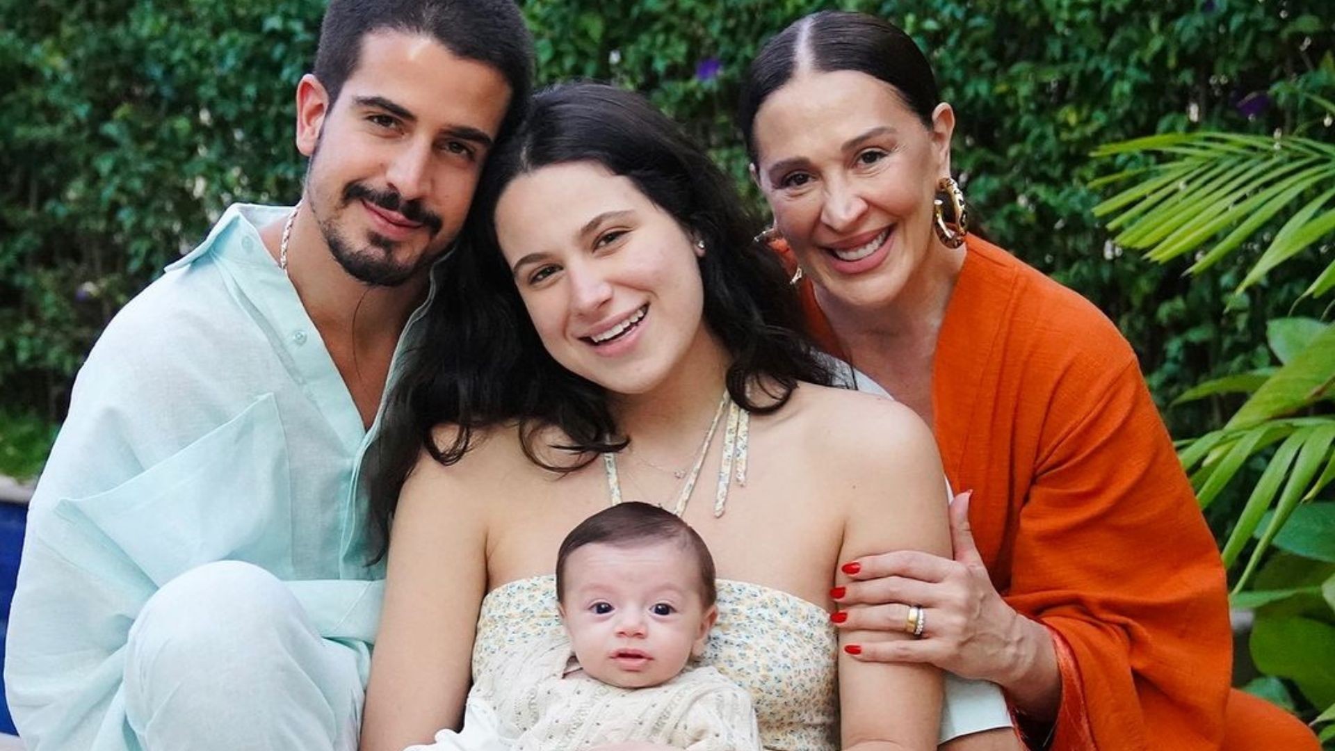 Claudia Raia abre álbum de fotos em família e leva 'bronca' de Enzo ...