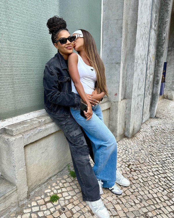 Ludmilla exibe curvas em cenário paradisíaco e para a web