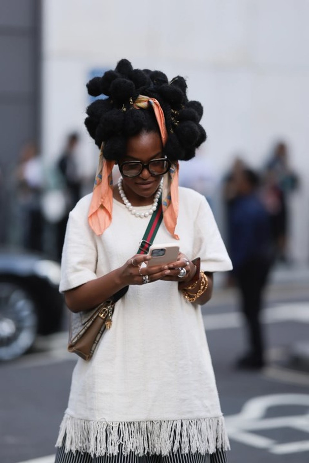 8 jeitos de usar lenço, o acessório preferido das celebridades