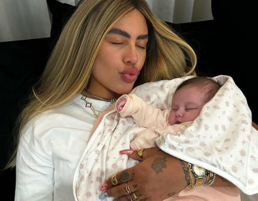 Rafaella Santos posta clique com Helena, filha de Neymar, em seu colo