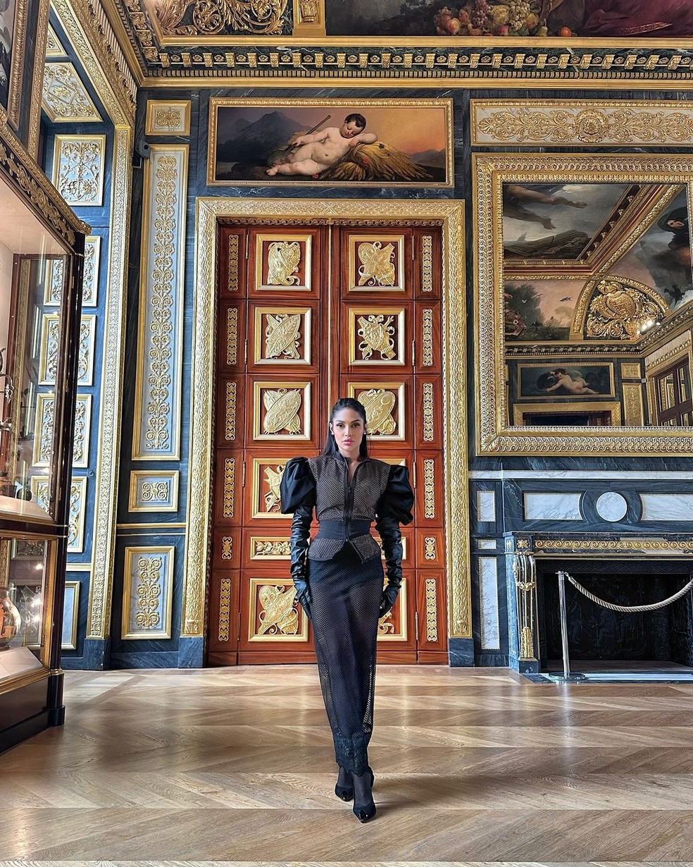 Flay elege look fashionista para visitar Museu do Louvre