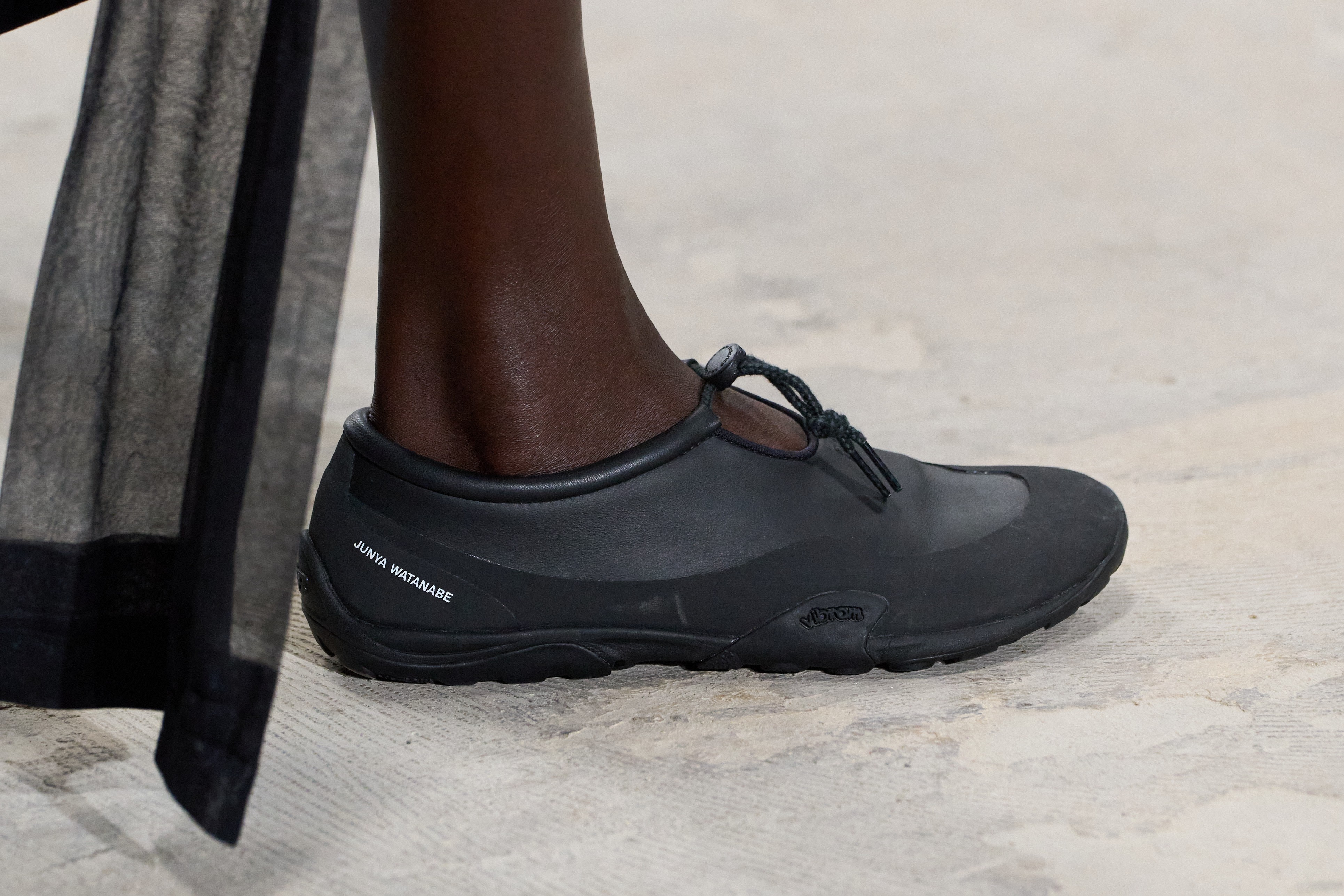 Sapatos com solas tratoradas: o contraste que deixa qualquer look cool