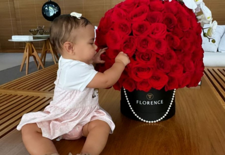 Bruna Biancardi ganha buquê de flores, um dia depois do Dia dos Namorados