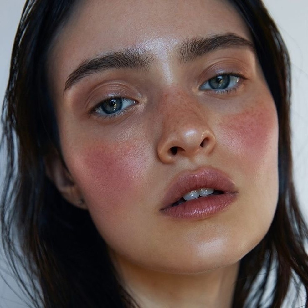 O 'boyfriend blush' é a tendência de maquiagem mais legal do TikTok que ...