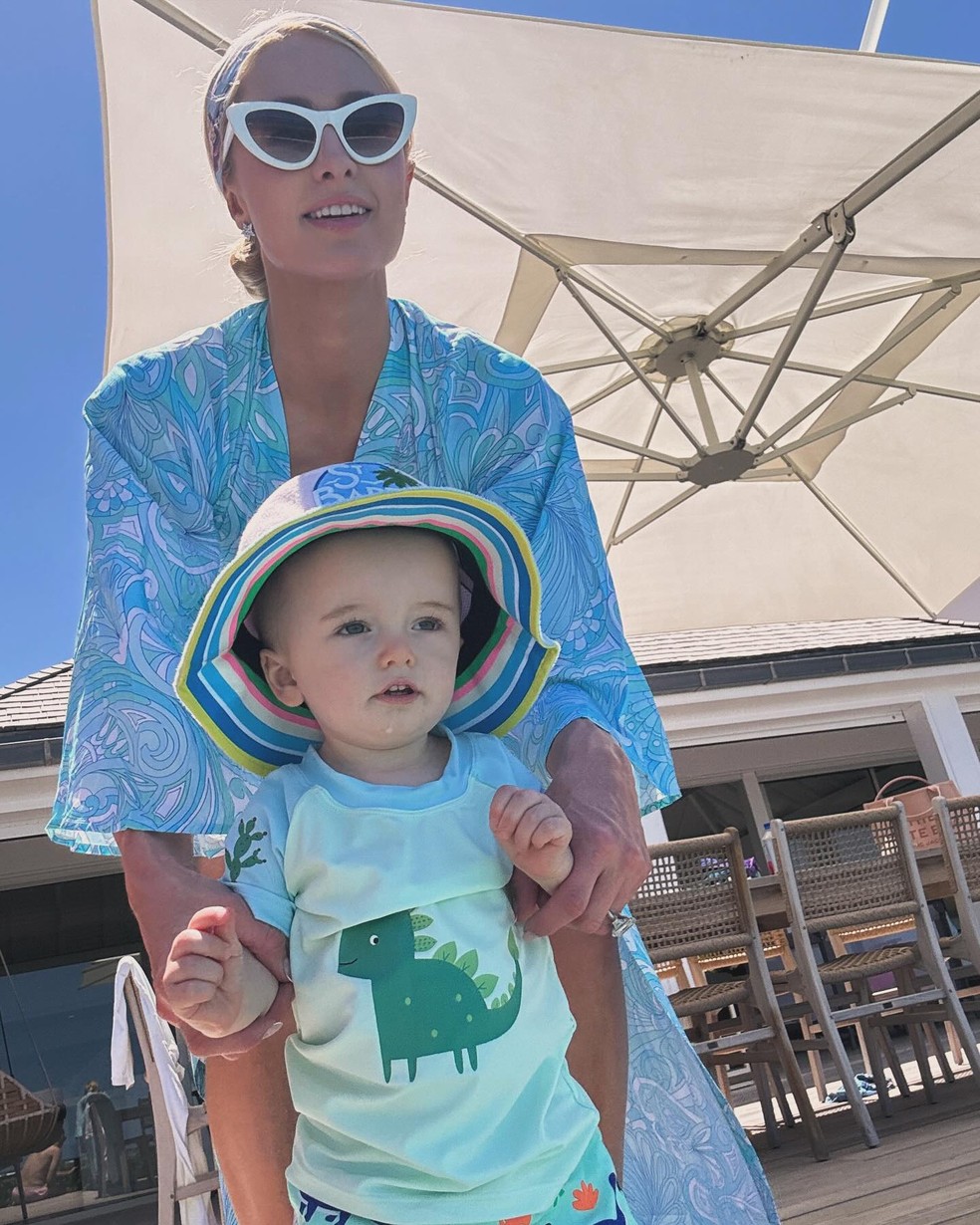 Paris Hilton abre álbum de fotos com filho no Caribe: 'A vida é linda'