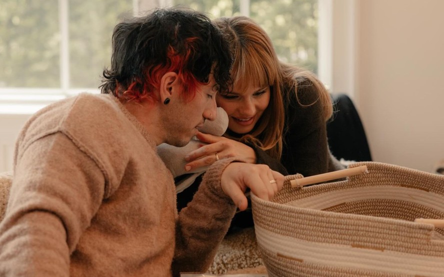 Debby Ryan e Josh Dun mostram chá de bebê do primeiro filho