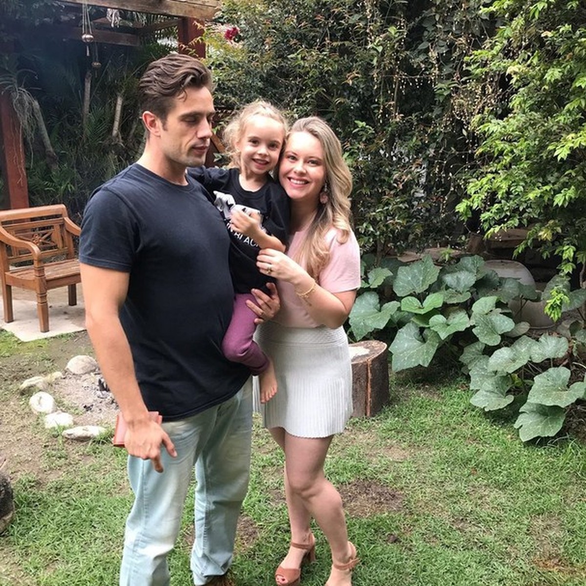 Mari Bridi se diverte com dificuldade para tirar foto em família