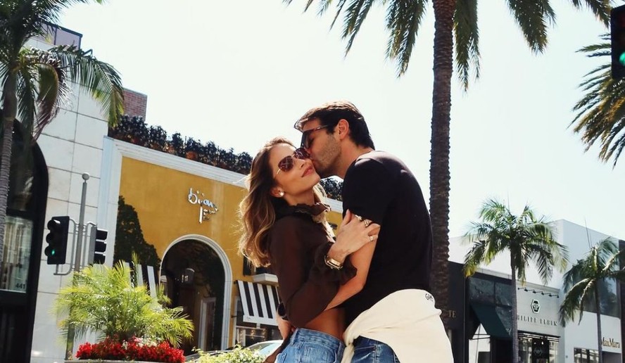 Carol Batista posa em clima de romance com Kaká: 'Nós'