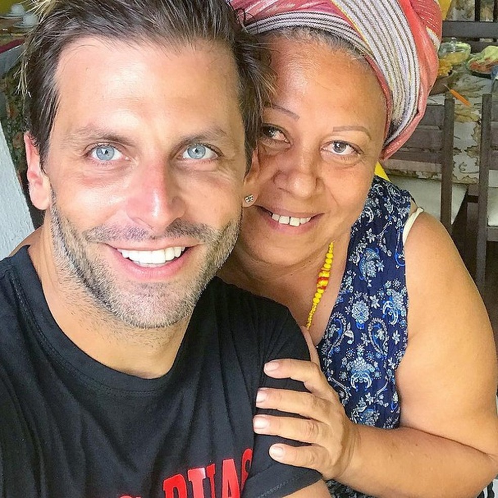 Henri Castelli homenageia mãe de santo: 'Ser de luz'