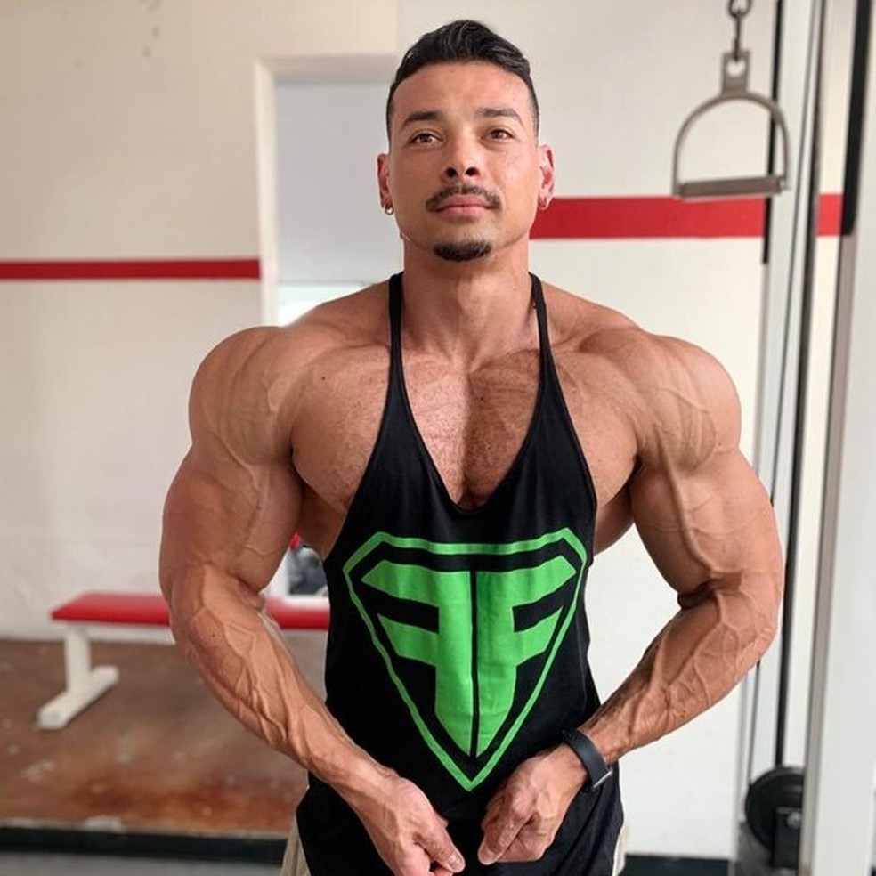 Felipe Franco posta foto e cinturinha chama a atenção