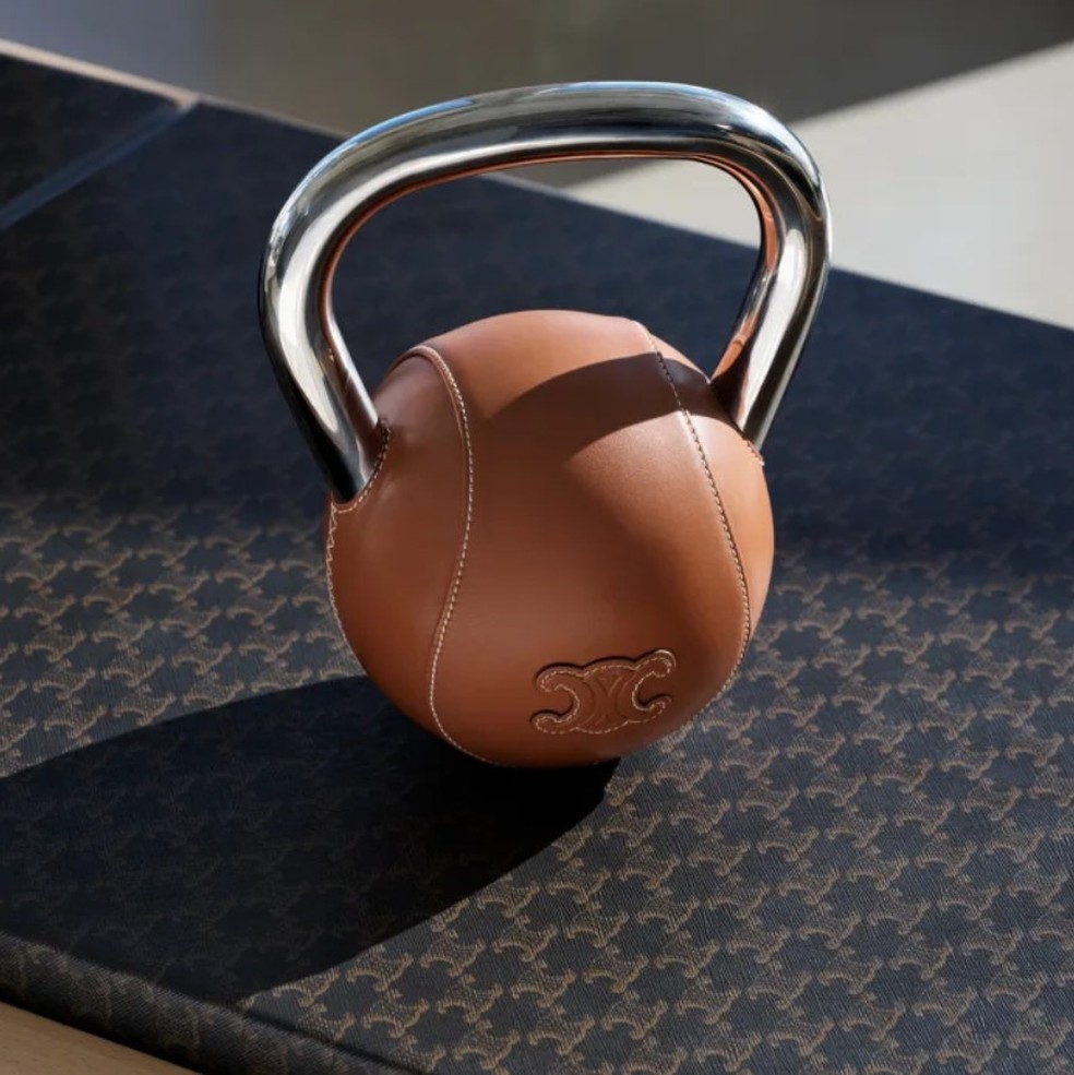 Celine lança coleção especial dedicada à prática de pilates