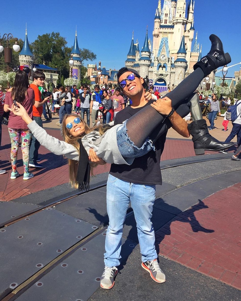 Paola Antonini se diverte em dia de sol e exibe silhueta incrível de biquíni