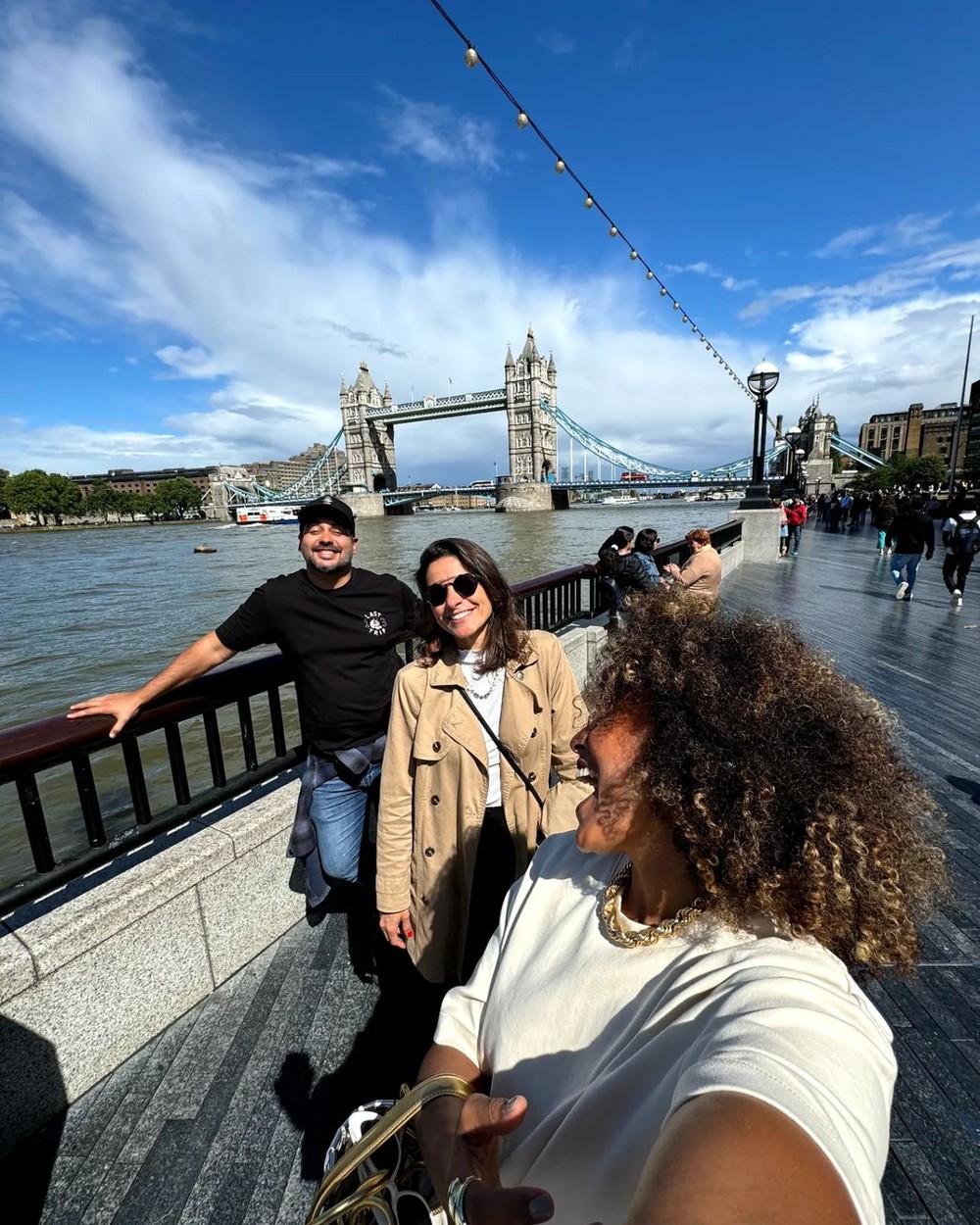 Sheron Menezzes abre álbum de fotos e mostra viagem a Londres
