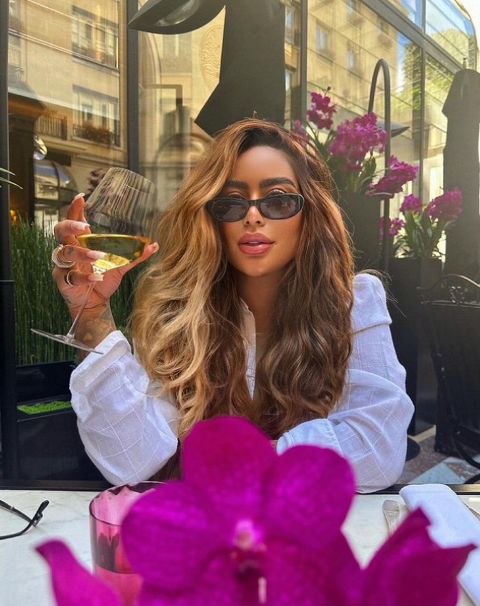 Rafaella Santos brinda em frente a Torre Eiffel