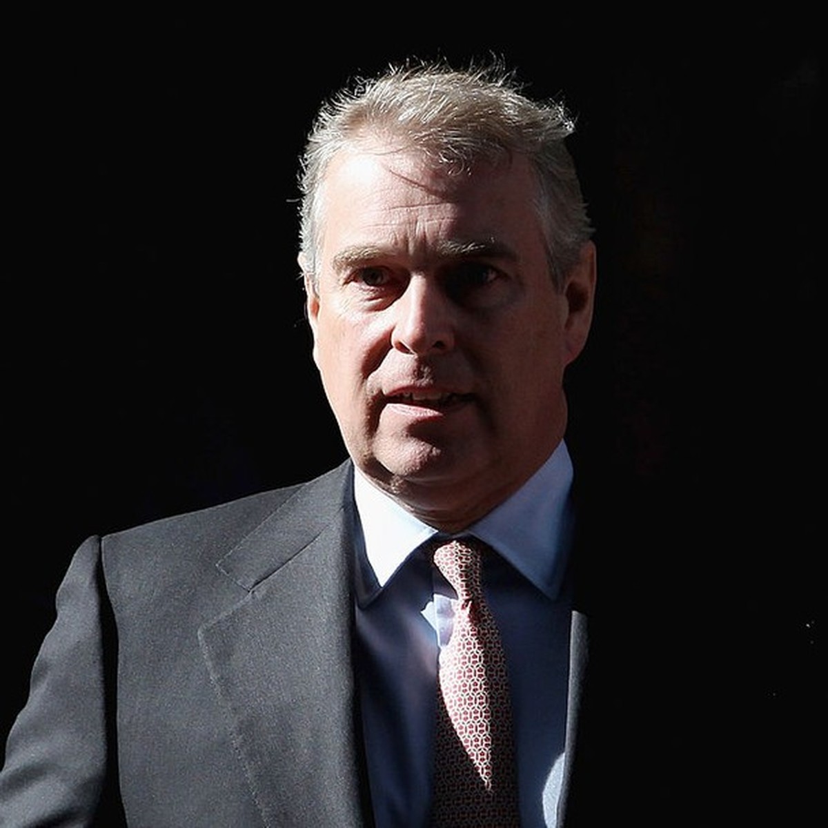 Príncipe Andrew perde os títulos militares e patrocínios reais devido a ...