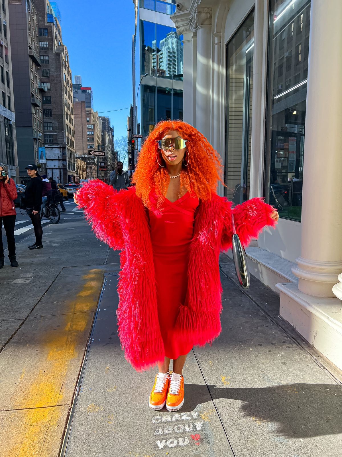 MC Soffia causa pelas ruas de NY com look vermelho e diverte seguidores ...
