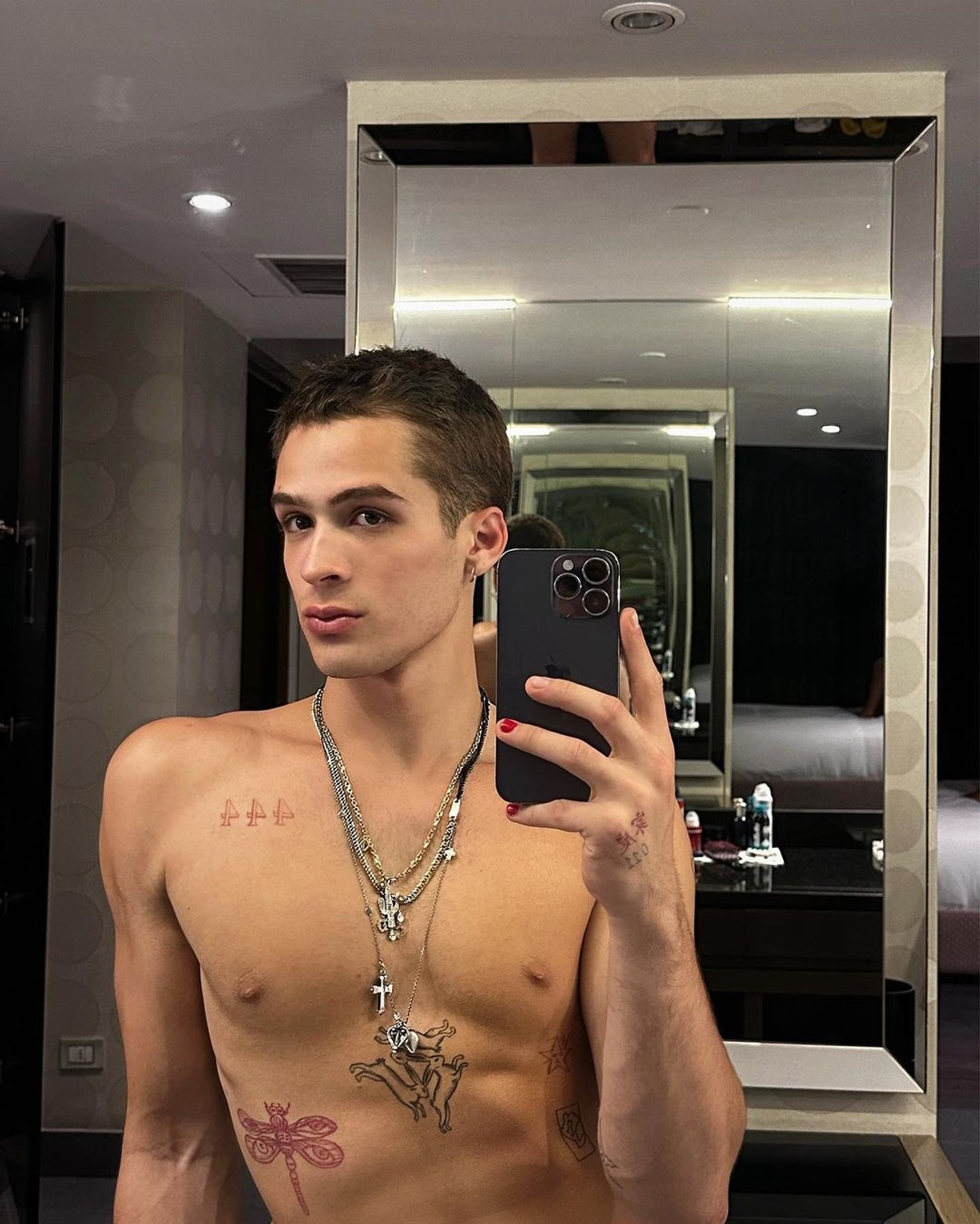João Guilherme Exibe As Tatuagens Em Selfie
