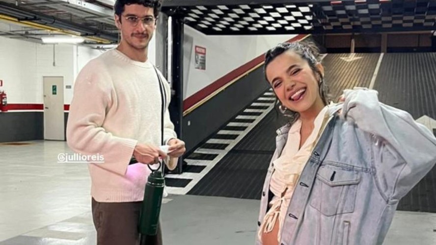 Grávida, Manu Gavassi exibe barriguinha durante ida ao cinema