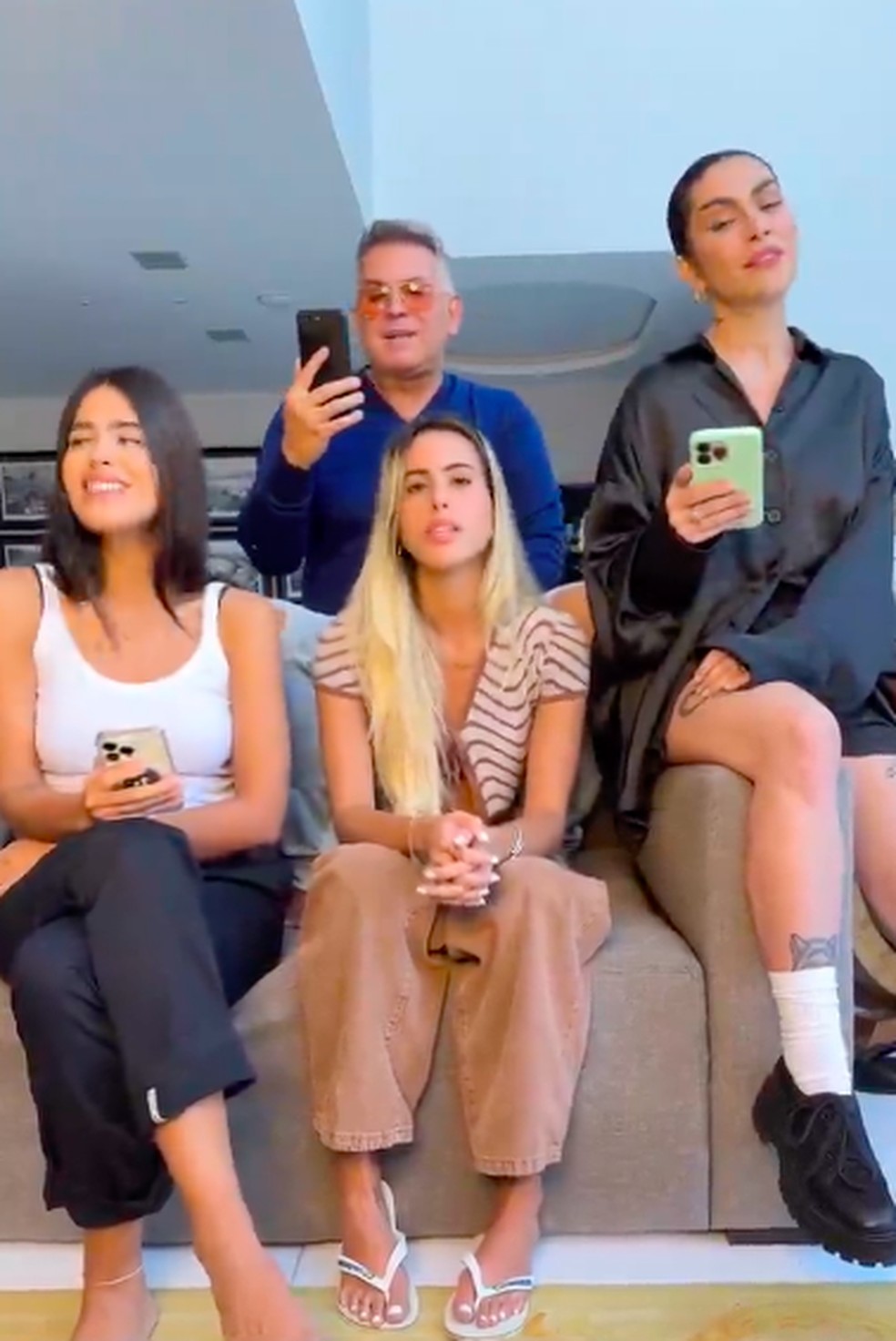 Em família: Cleo encanta web ao cantar com o Orlando Morais e as irmãs ...