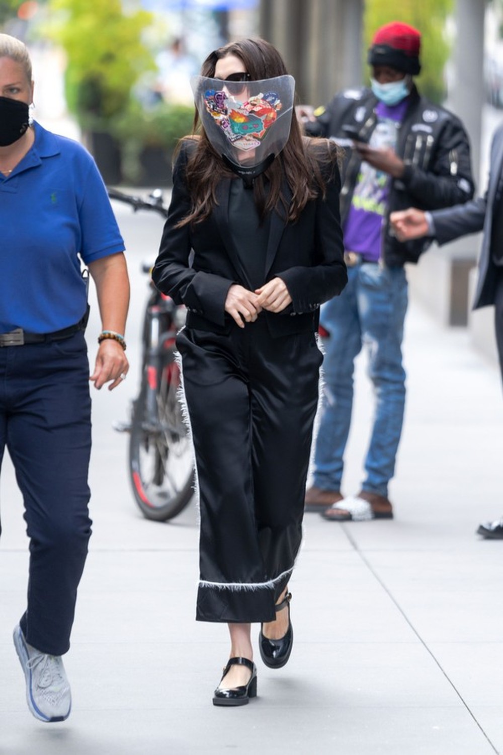 Anne Hathaway está usando um escudo facial bem inusitado pelas ruas de ...
