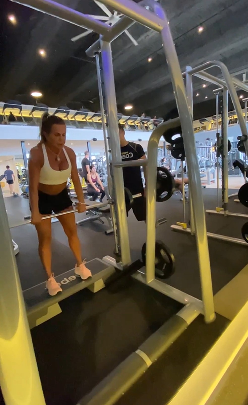 Gretchen mostra treino musculação em Portugal: 'No pain, no gain'