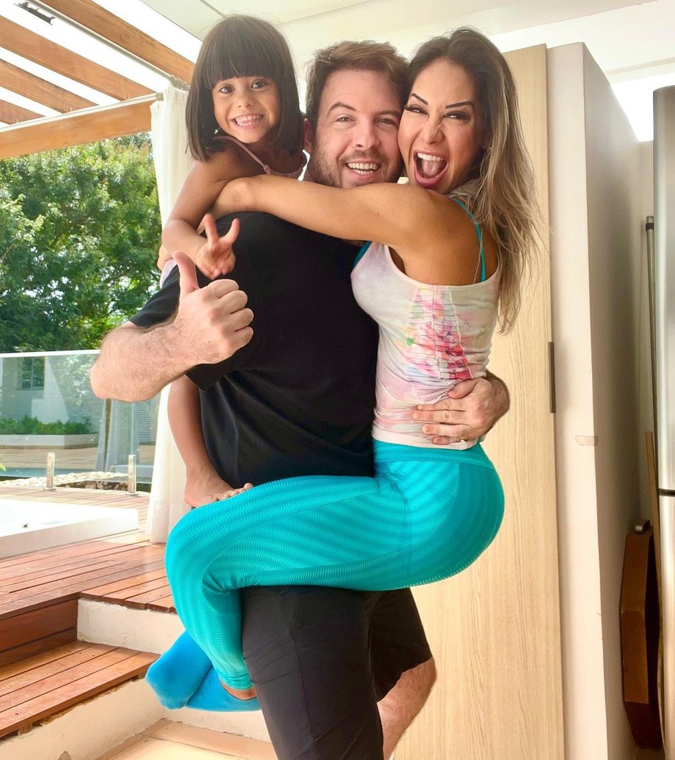 Maíra Cardi posa com Sophia e Thiago Nigro